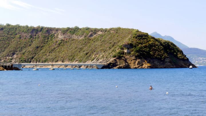 La plage Chiaiolella (Procida) - island-touch.com - Le lifestyle des ...