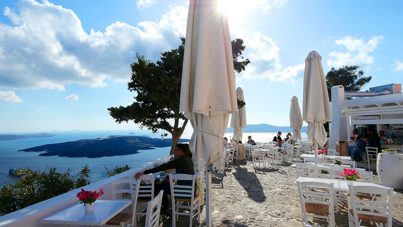"Volkan on the rocks" : le bar tendance de Santorin